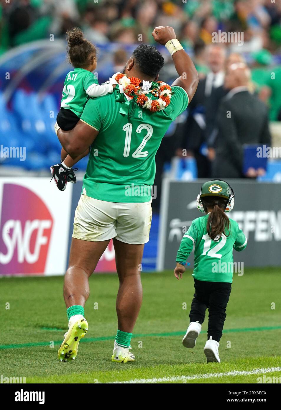 L'Irlandais Bundee Aki avec ses enfants après le coup de sifflet final ...