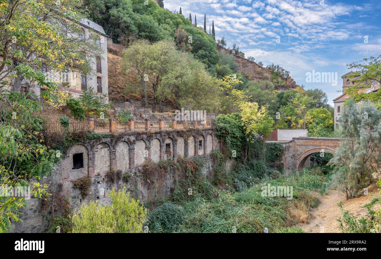 Vue imprenable sur la colline Sabika avec les ruines des remparts, des ...