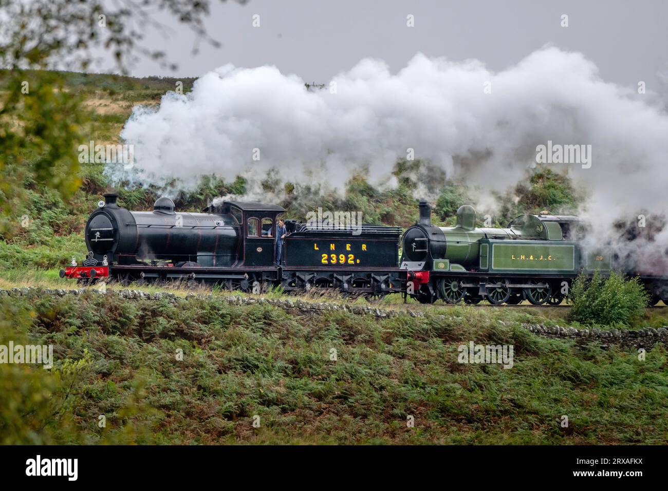 Les locomotives LNER 2392 et Lambton Colliery No. 29 traversent le ...