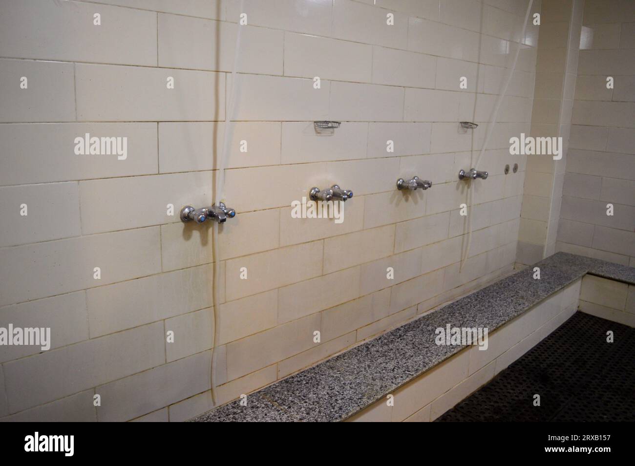 Zone d'ablution à côté de la mosquée, Wudu ou ablution la procédure ...