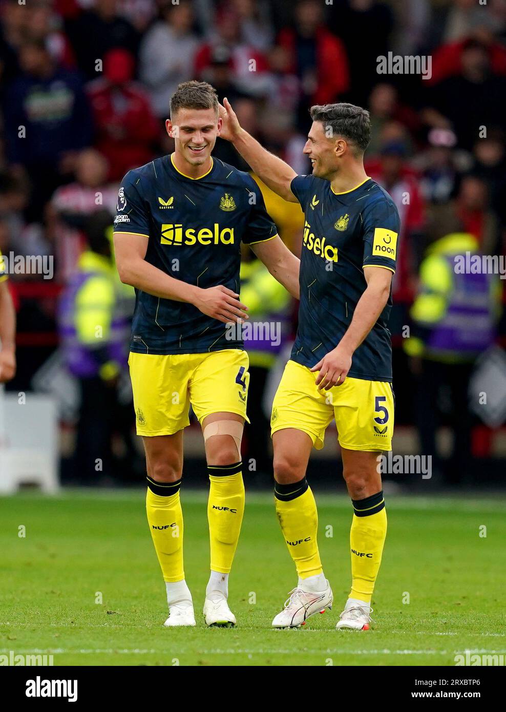 Sven Botman de Newcastle United célèbre avec son coéquipier Fabian ...