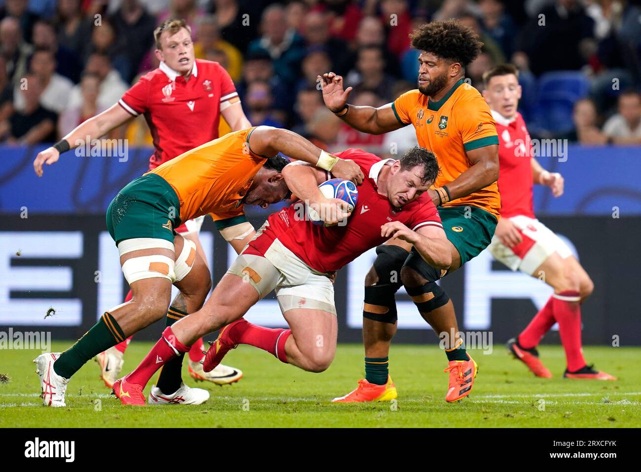 Ryan Elias du pays de Galles (à droite) est affronté par l'australien ...