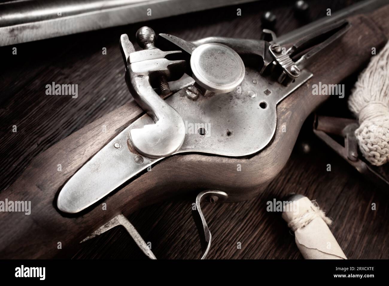 ancienne mousquet de flintlock du xviie siècle avec ballon de poudre et ... ancienne mousquet de flintlock du xviie siècle avec ballon de poudre et ...