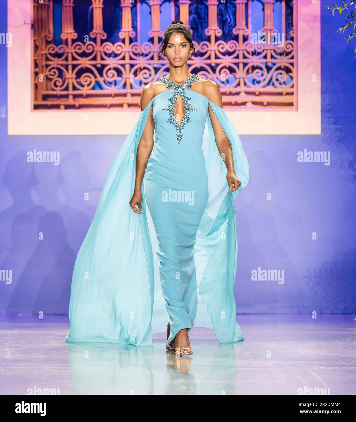 Les mannequins marchent pour le défilé Pamella Roland lors de la ...