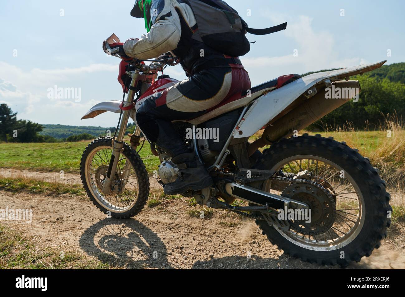 Un pilote de motocross professionnel qui roule de manière exaltante sur ...