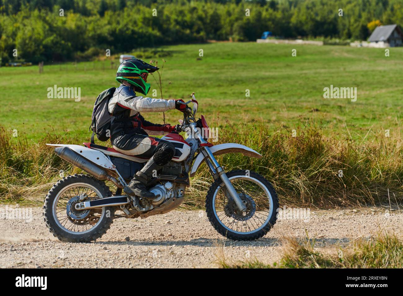 Un pilote de motocross professionnel qui roule de manière exaltante sur ...