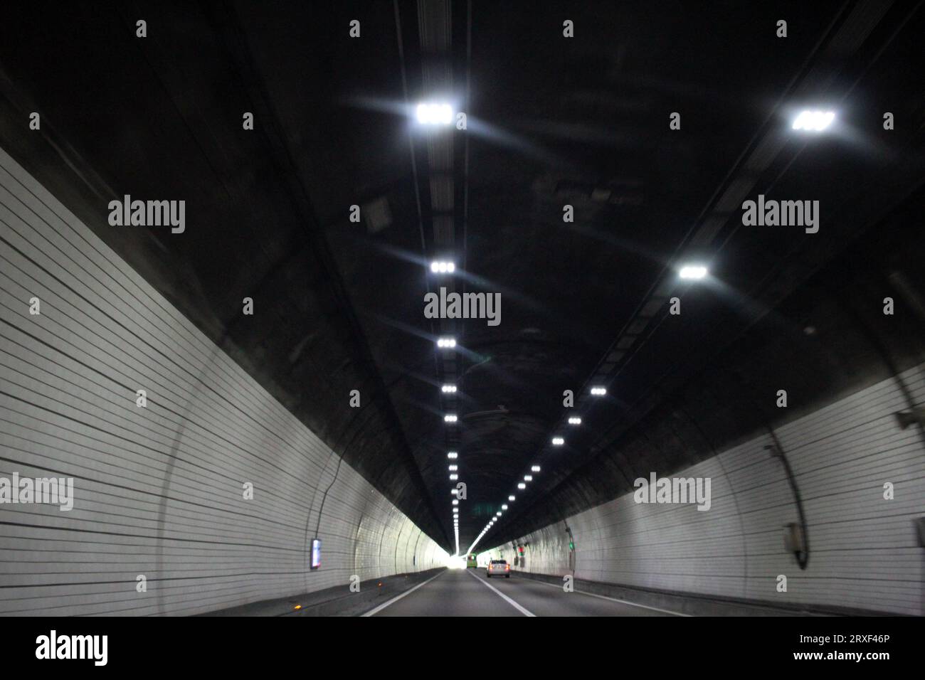 Voiture dans le tunnel de l'autoroute Banque de photographies et d’images à haute résolution - Alamy