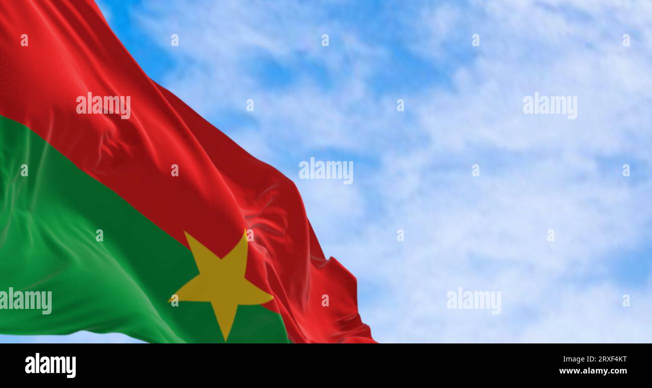 Drapeau national du Burkina Faso agitant dans le vent par temps clair ...