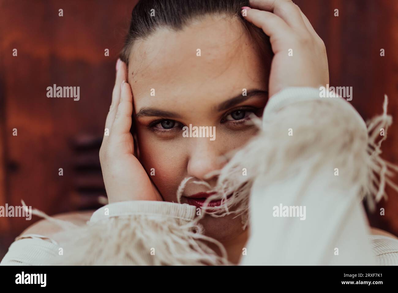 Un portrait rapproché et non retouché d'une jeune femme naturellement ...