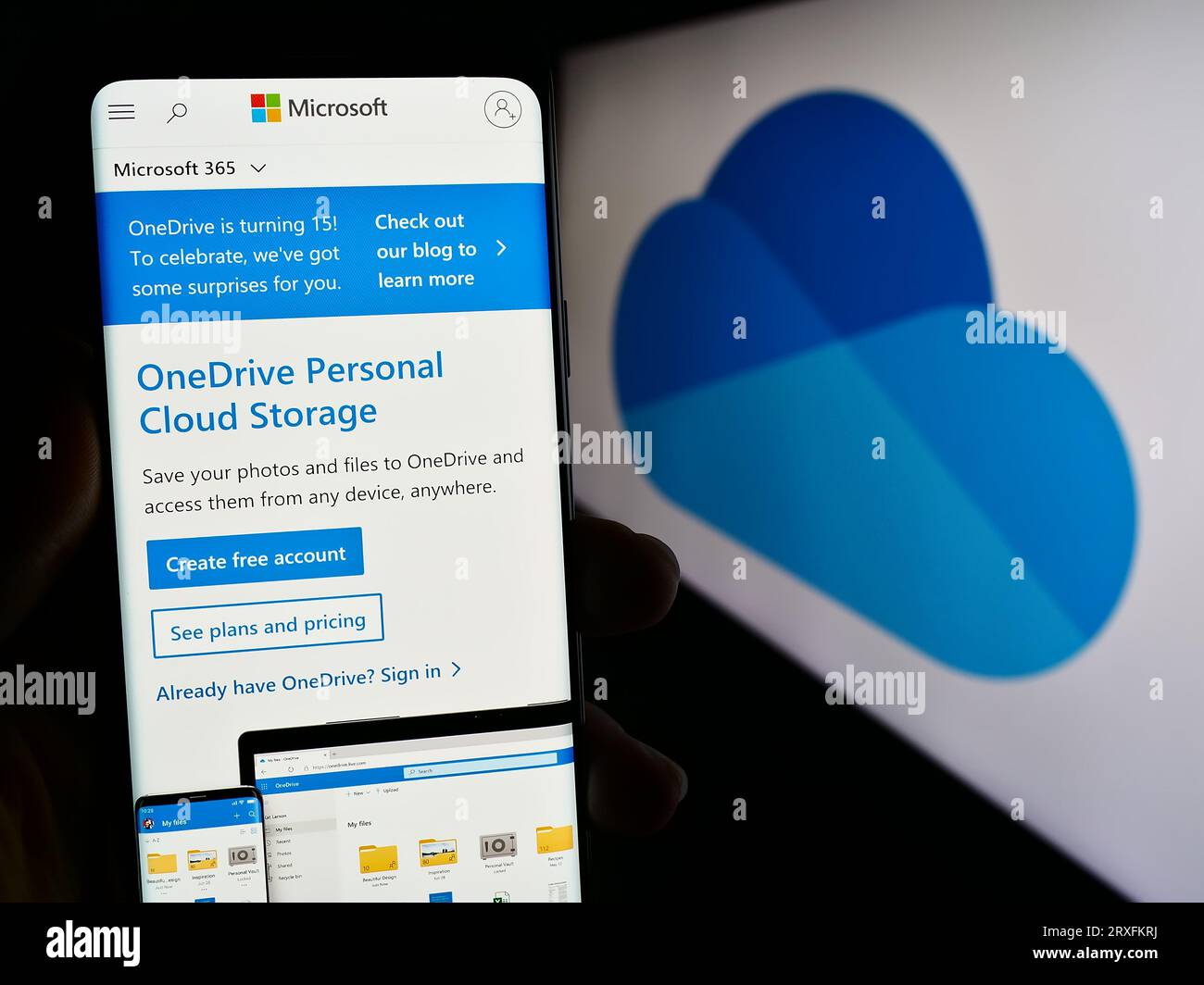 Personne tenant le smartphone avec la page Web du service d'hébergement de fichiers Microsoft ...