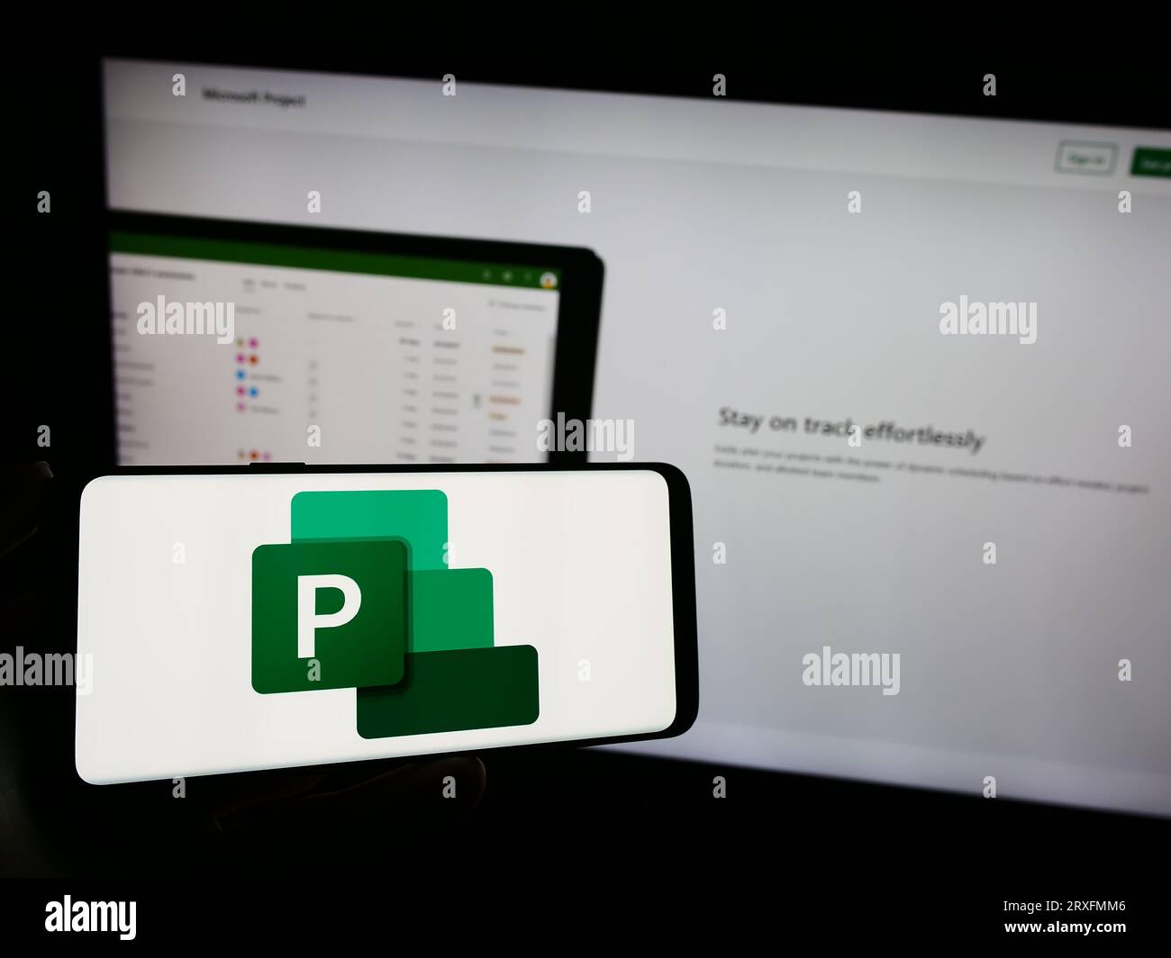 Personne tenant le téléphone portable avec le logo du logiciel de ...