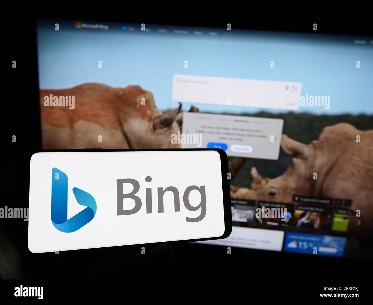 Personne tenant le téléphone mobile avec le logo du moteur de recherche ...