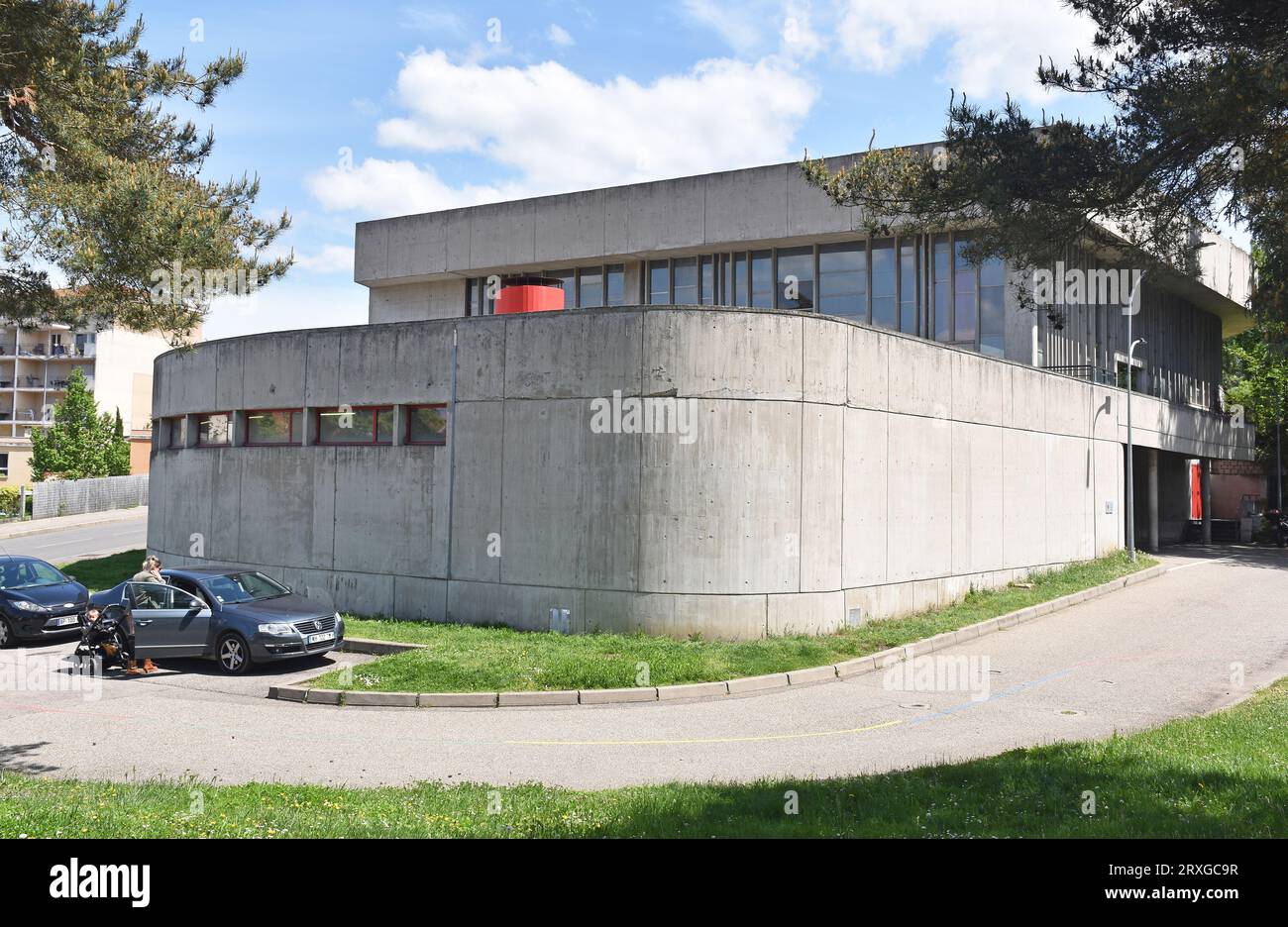 La piscine, qui fait partie du masterplan Firminy-Vert de le Corbusier ...
