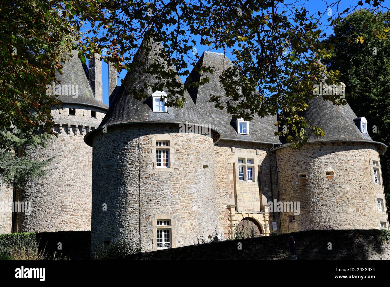 Le Château de Pompadour en Corrèze en Limousin. Le roi de France Louis ...