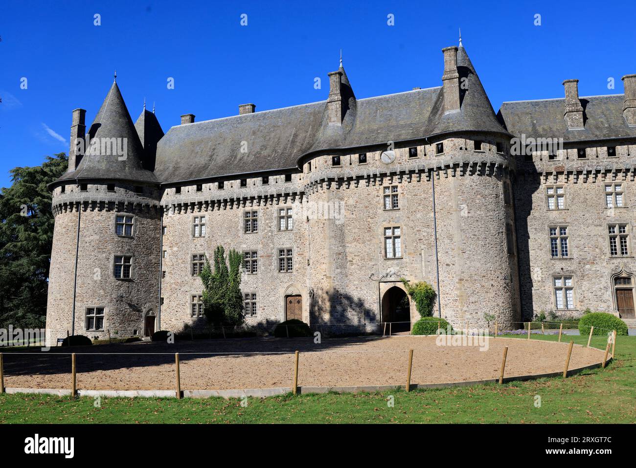 Le Château de Pompadour en Corrèze en Limousin. Le roi de France Louis ...