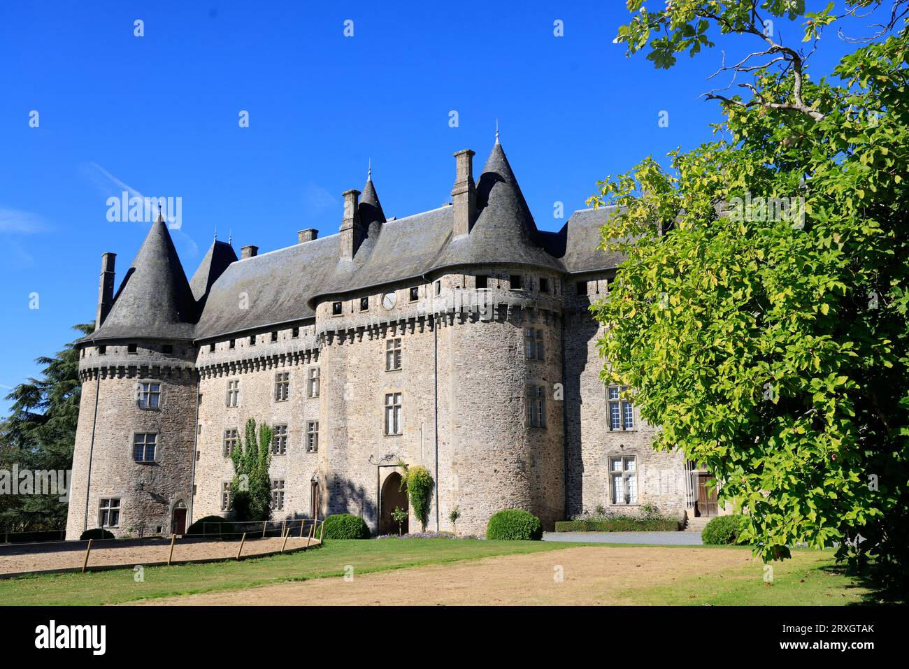 Le Château de Pompadour en Corrèze en Limousin. Le roi de France Louis ...