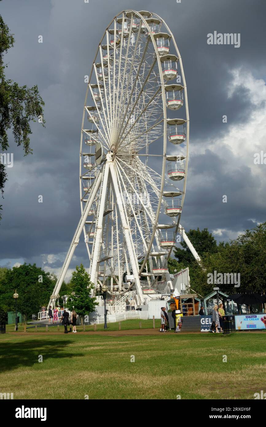 Grande roue blanche Banque de photographies et d’images à haute ...