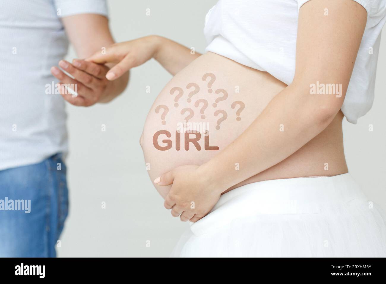 Une Femme Enceinte Tient La Main De Son Mari Sur Son Ventre Avec L
