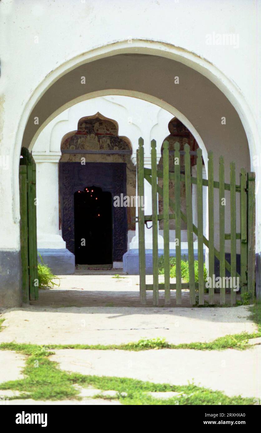 Sitaru, Comté de Ialomita, Roumanie, env. 2000. Entrée de l'église ...
