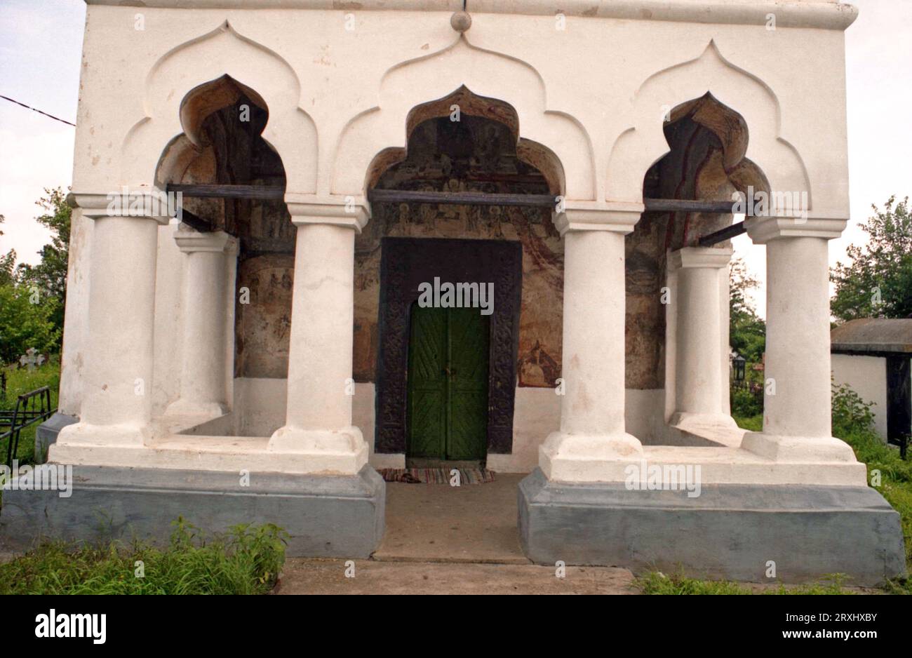 Sitaru, Comté de Ialomita, Roumanie, env. 2000. Entrée de l'église ...