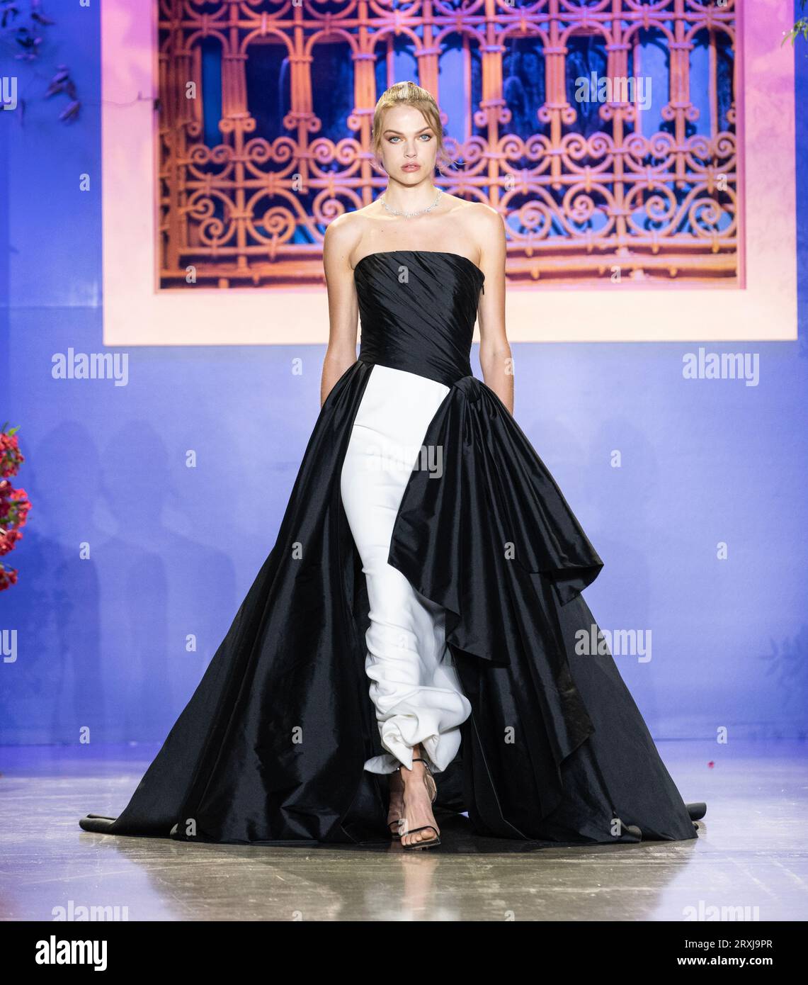 Les mannequins marchent pour le défilé Pamella Roland lors de la ...