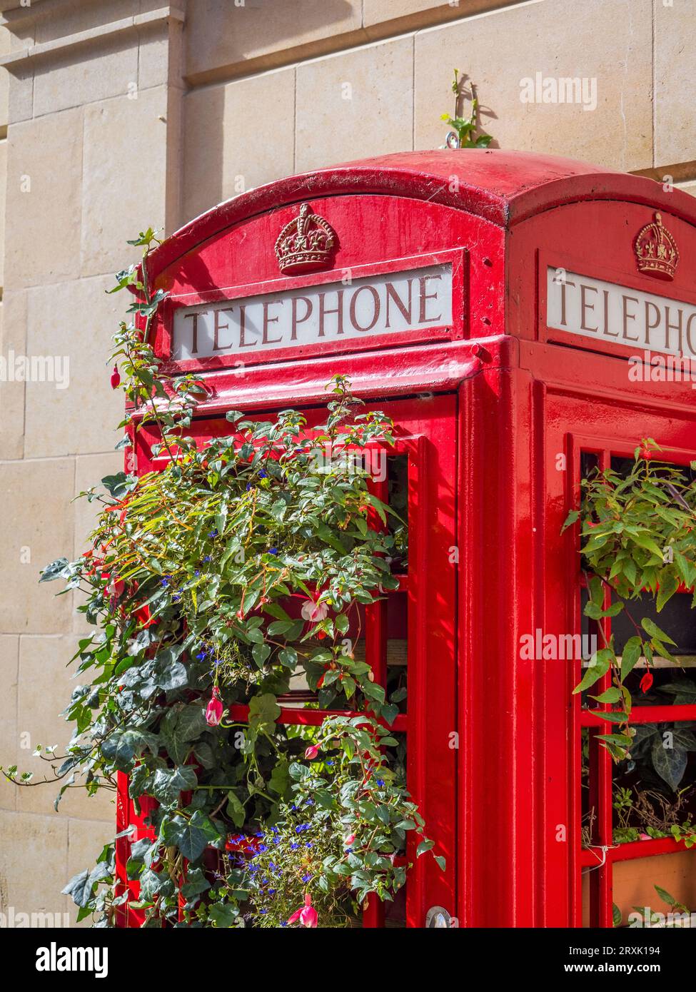 Cabine téléphonique à fleurs Banque de photographies et d’images à ...