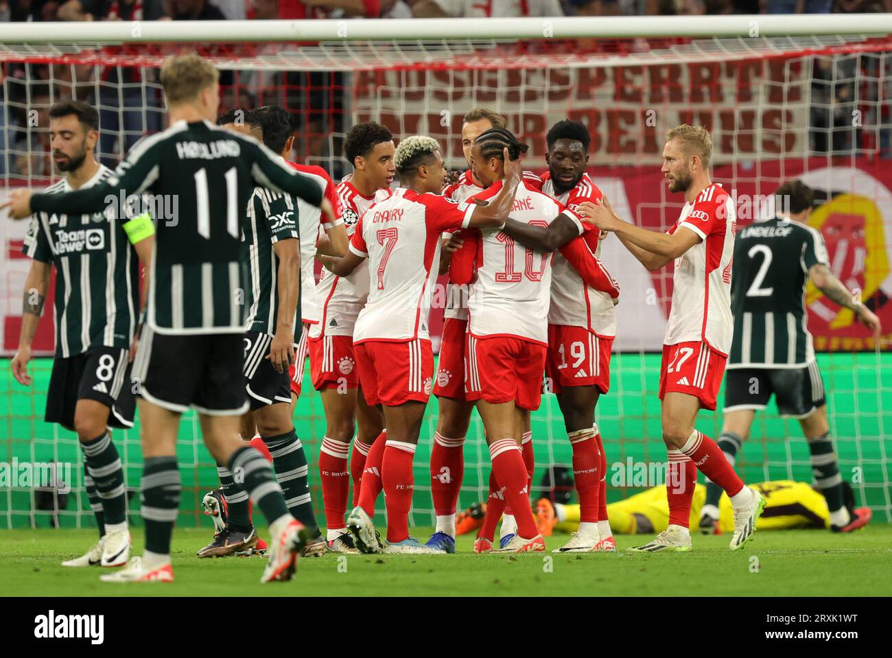 Leroy Sane du FC Bayern Muenchen schiesst das Tor zum 1:0 und jubelt ...