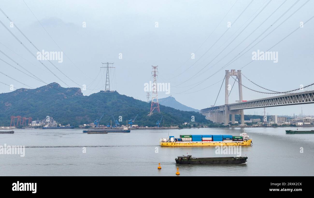 ZHENJIANG, CHINE - le 26 SEPTEMBRE 2023 - sur le site du projet de transmission kV DC de ...