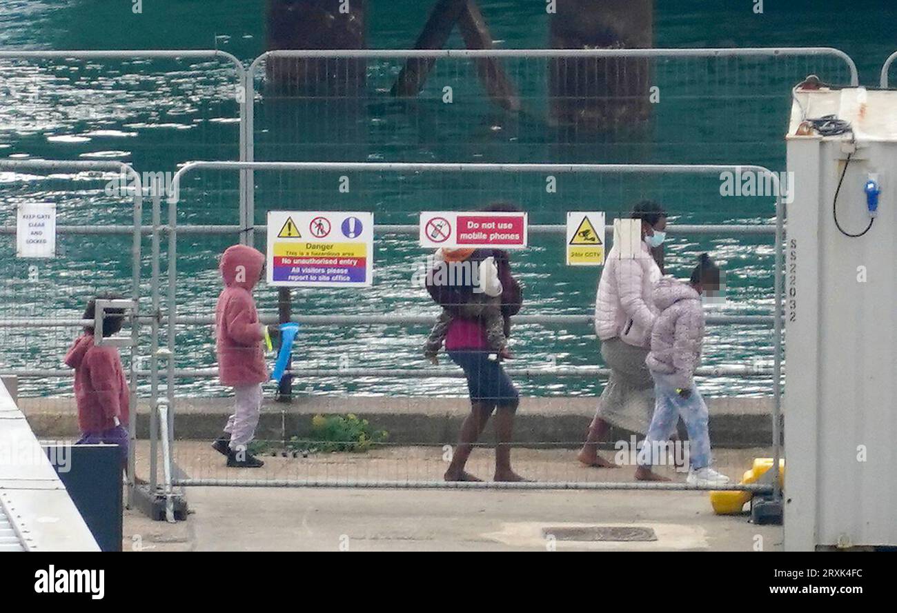 LES visages des enfants ont été pixelisés car le bureau photo de la PA ...