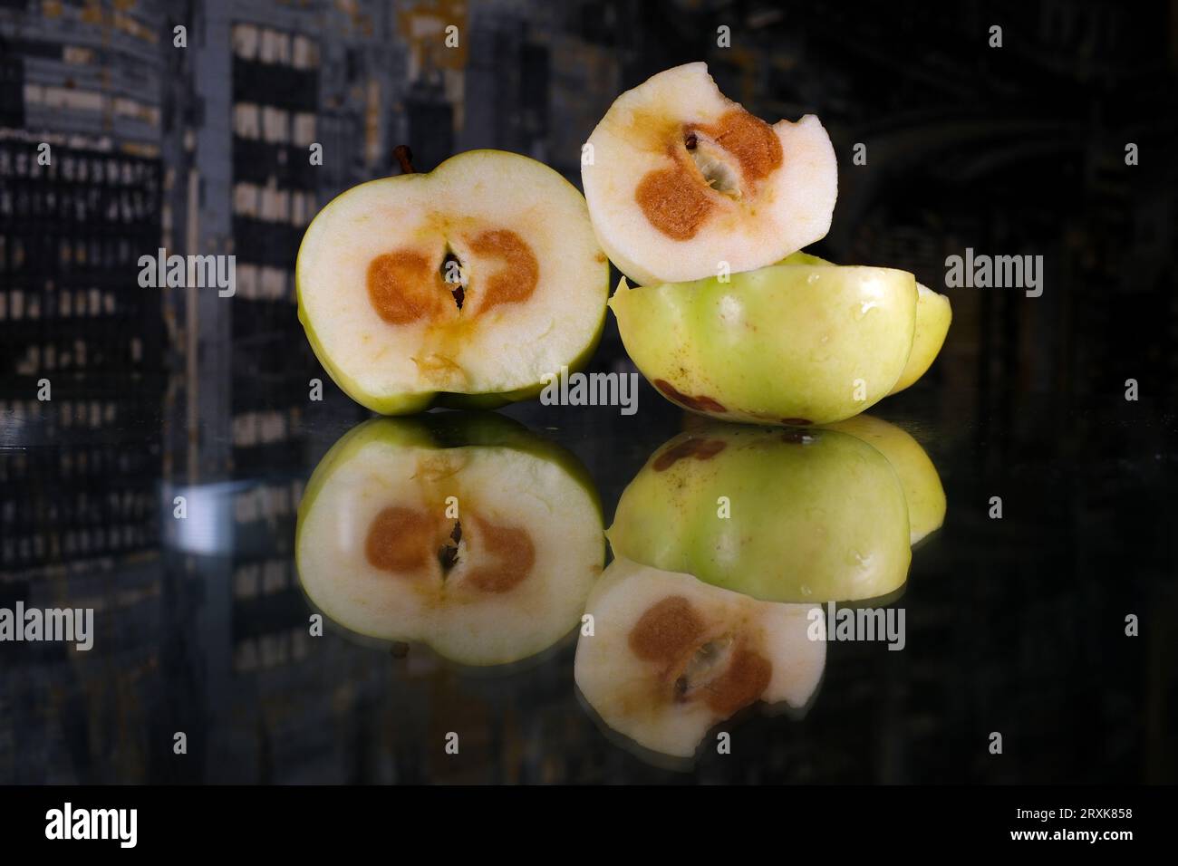 fruits gâtés pourris beaux sur le dessus pourris à l'intérieur des ...