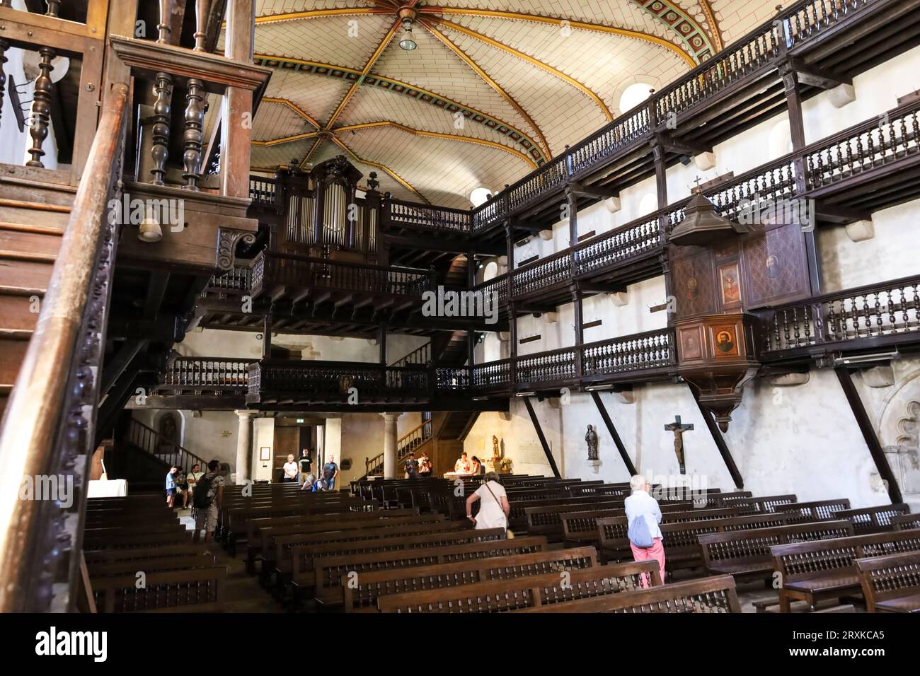 Sare, France- 11 août 2023 : intérieur de l'église Saint-Martin au ...