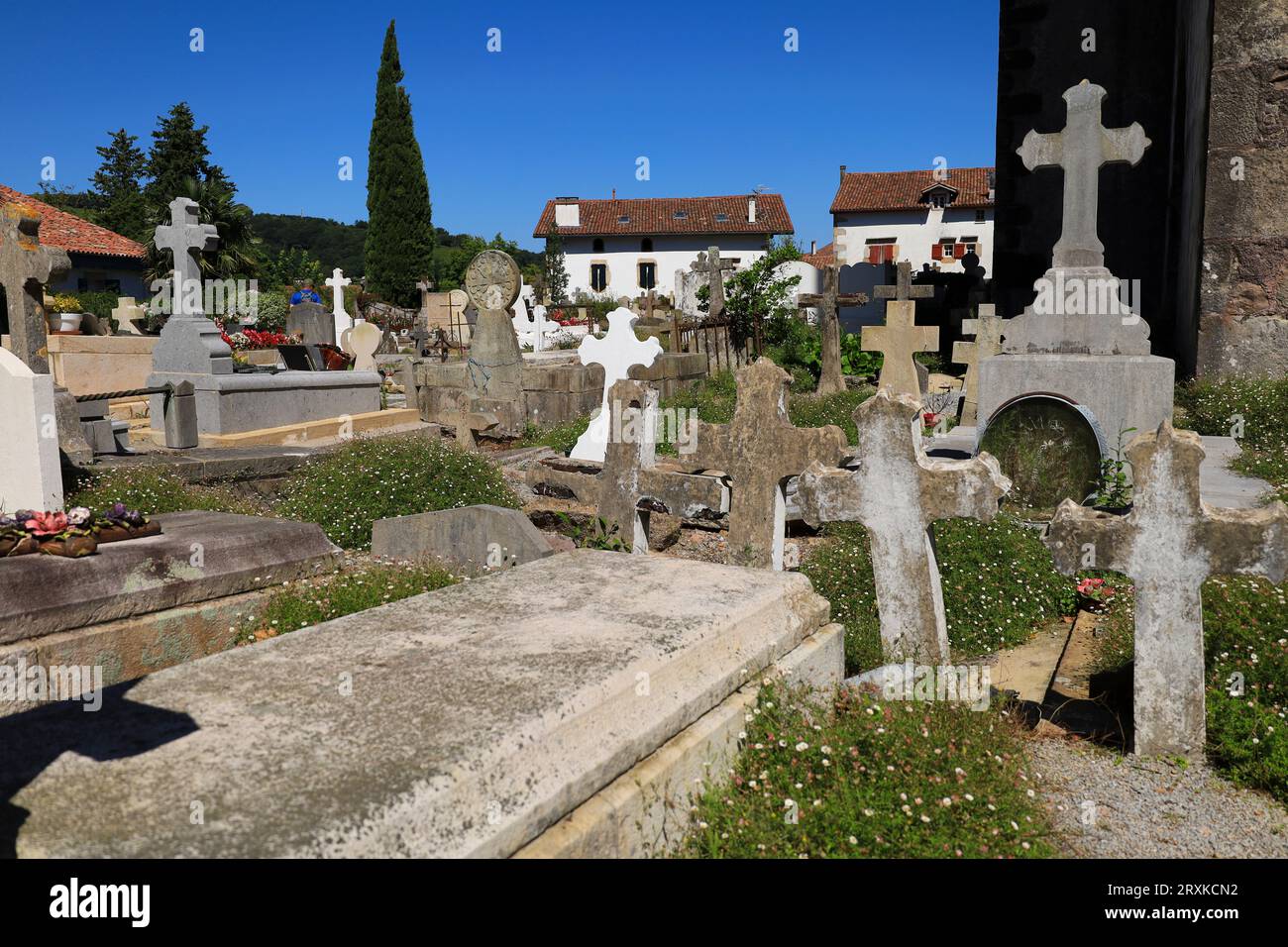 Sare, France- 11 août 2023 : cimetière de l'église Saint-Martin Eglise ...