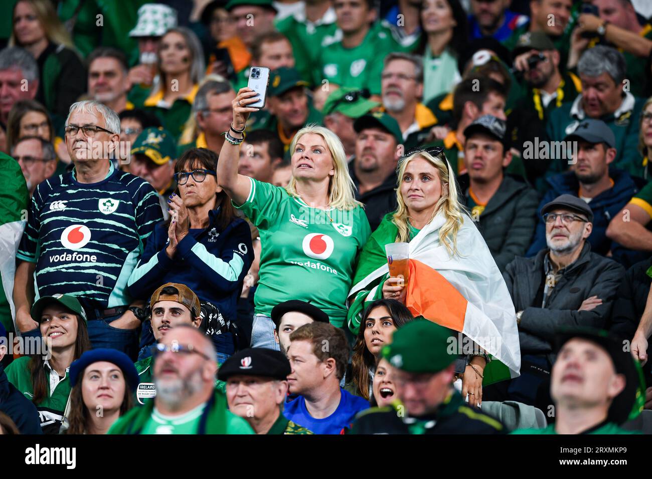 Supporters irlandaises féminines (foule, public, public) acclamant lors ...