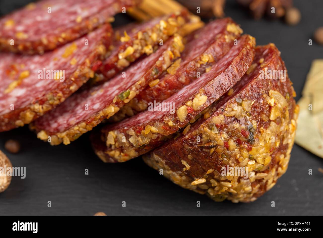 Saucisse de porc aux épices et beaucoup d'ail, délicieuse saucisse faite de viande de haute ...