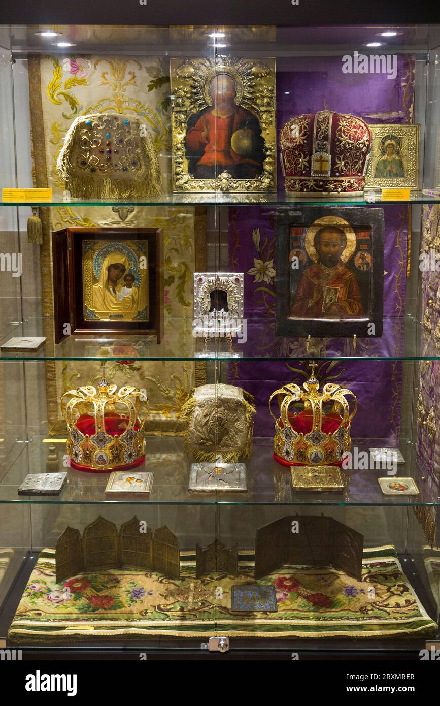 Exposition vitrine d'icônes et couronnes précieuses dans le musée du ...