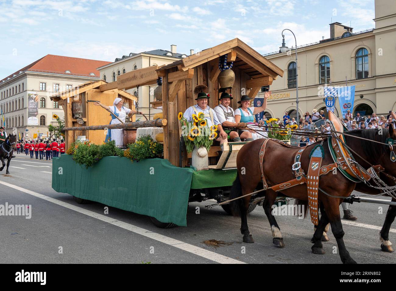 Muenchen, Trachten und Schuetzenzug beim 188. Muenchner Oktoberfest auf ...