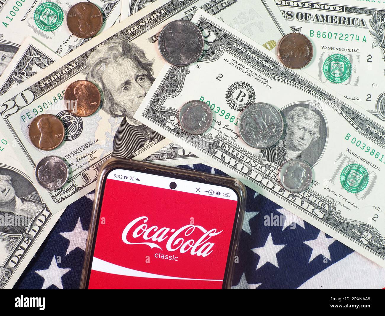 Dans cette illustration photo, le logo Coca-Cola vu affiché sur un ...