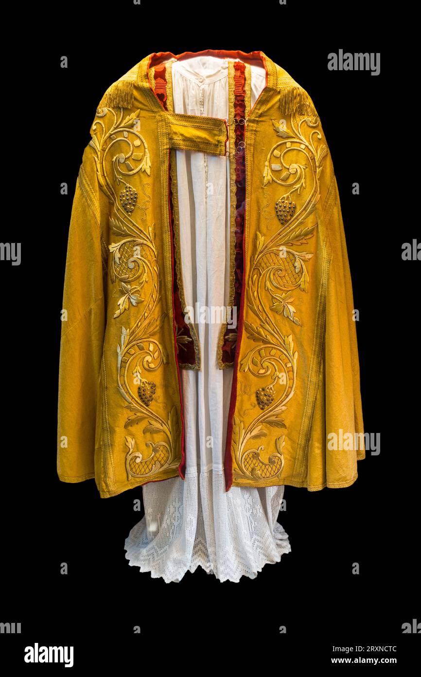 Tenue liturgique chasuble, extérieure portée par le clergé pour la ...
