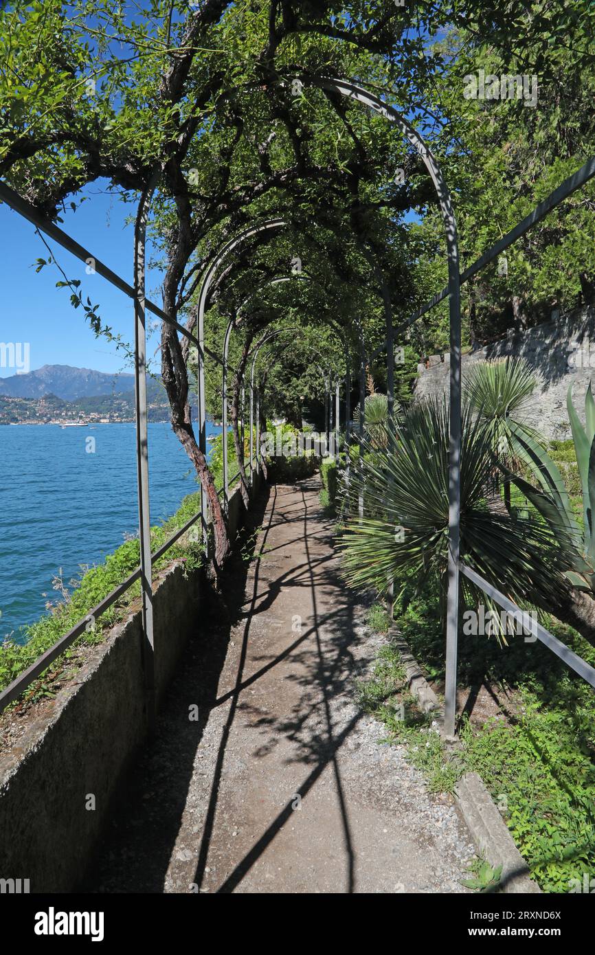 Promenade au bord du lac Banque de photographies et d’images à haute ...