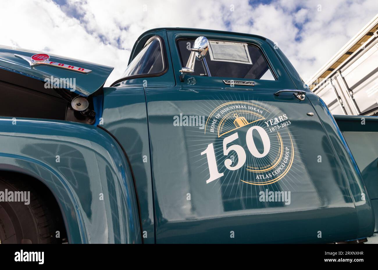 Old Ford, de 1956, électrifié par la société Atlas Copco lors de la ...