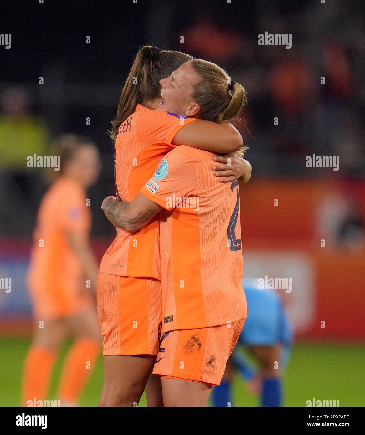 Les néerlandaises Lieke Martens et Lynn Wilms célèbrent après le match ...