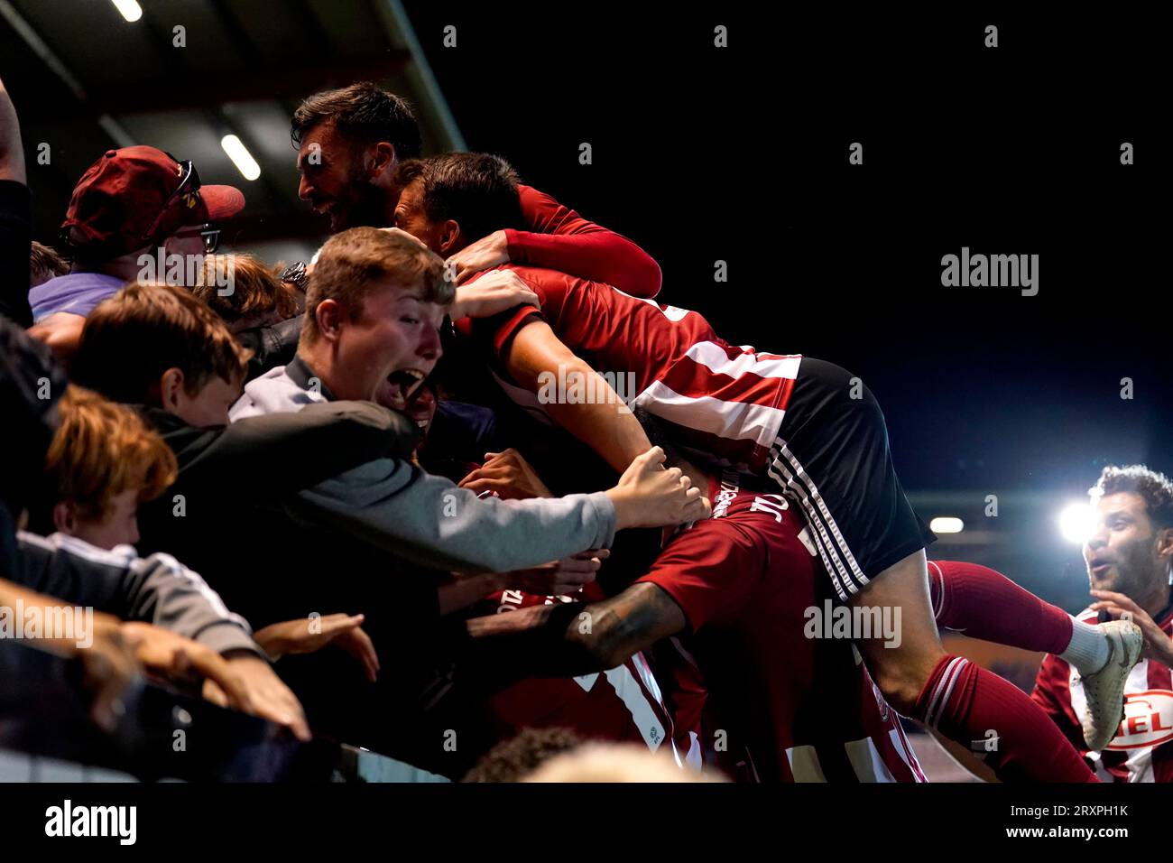 Les joueurs d'Exeter City célèbrent avec les supporters après que ...