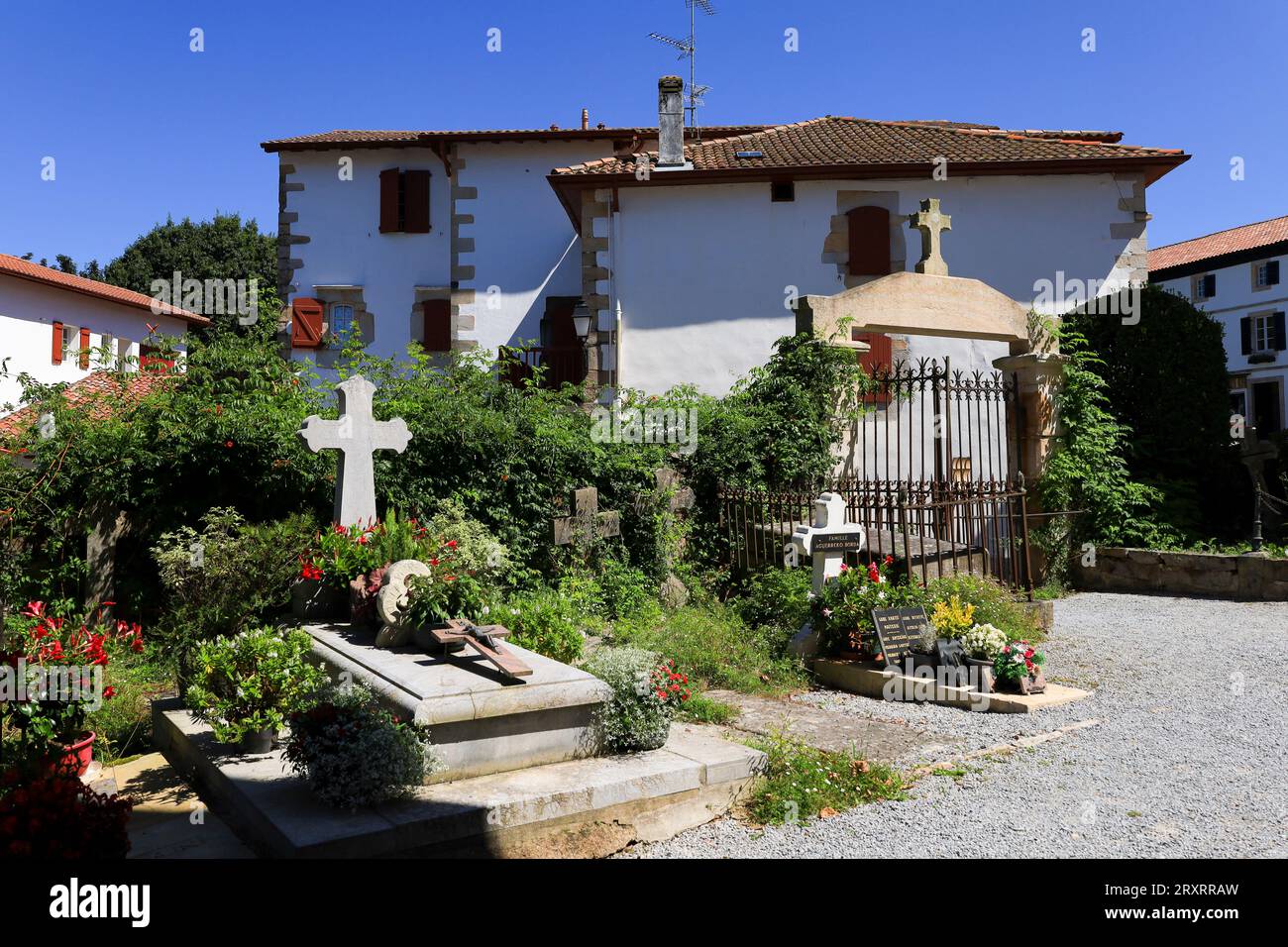 Sare, France- 11 août 2023 : cimetière de l'église Saint-Martin Eglise ...