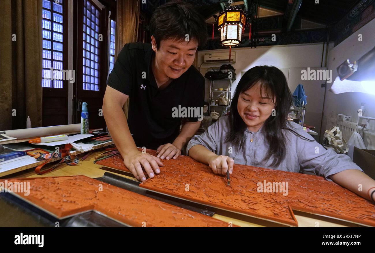 (230927) -- PÉKIN, 27 septembre 2023 (Xinhua) -- Hai Yan et son mari ...