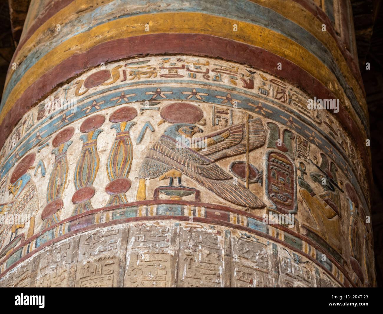 Colonne dans le temple de Hathor, qui a commencé la construction en 54 ...