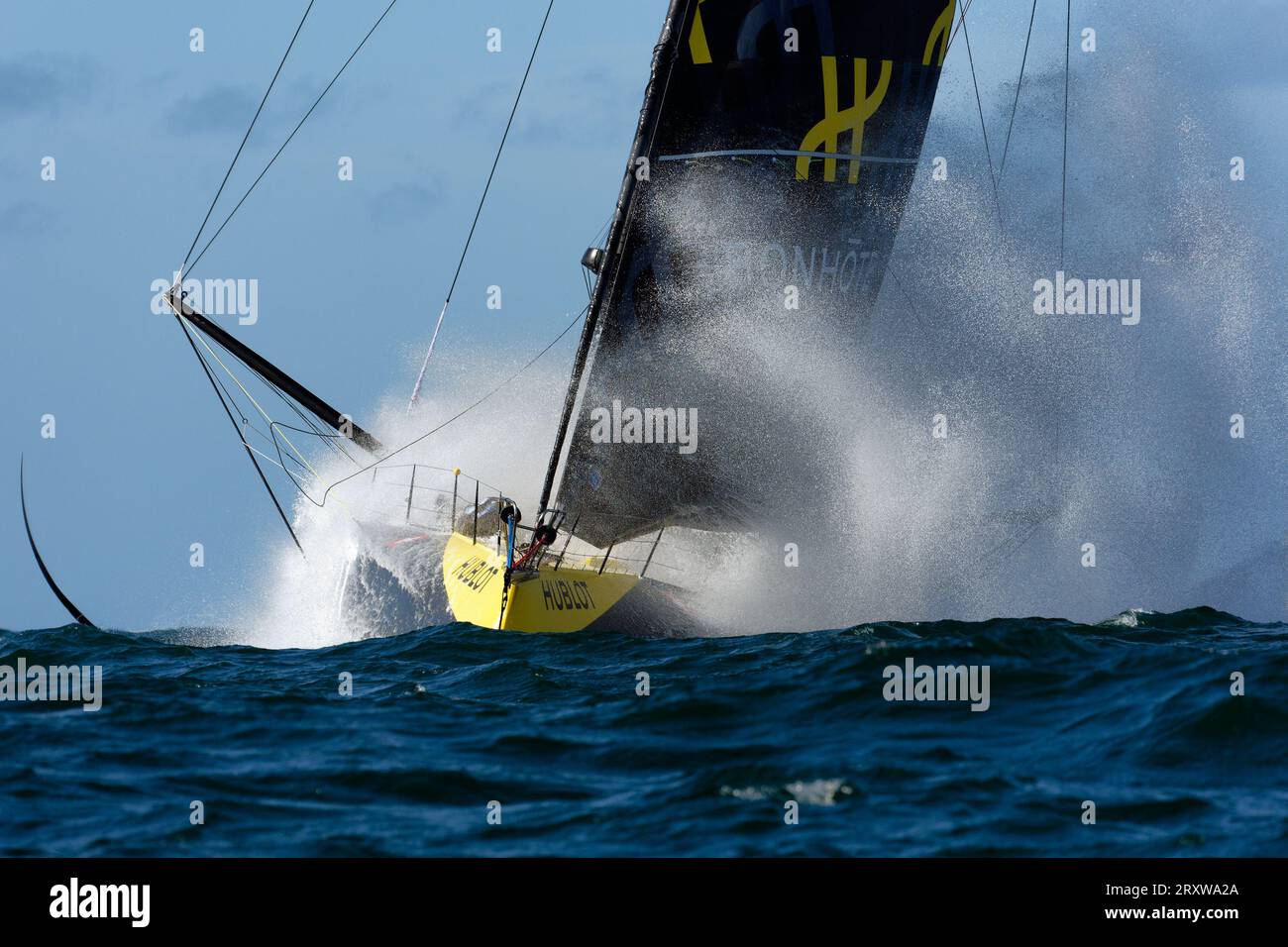 Alain Roura et Simon Koster naviguent sur leur hublot Imoca lors d'une ...
