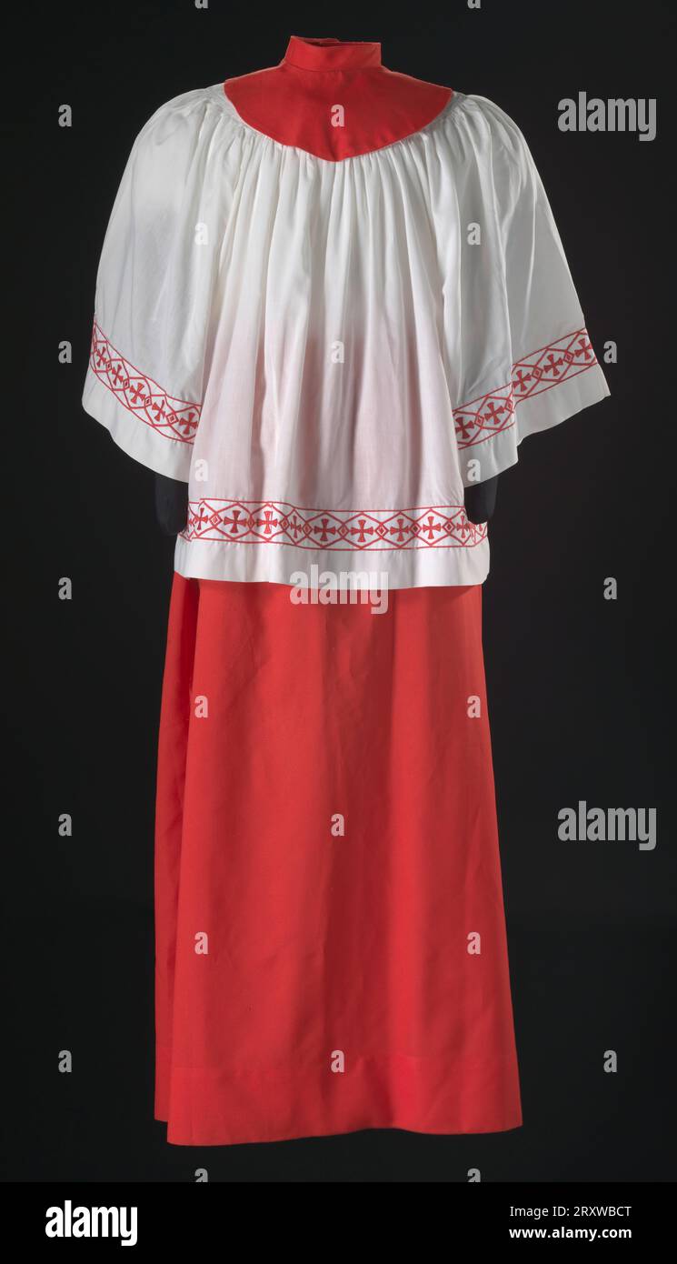 Robe courte en acolyte blanche avec bordure sur la taille et les ...