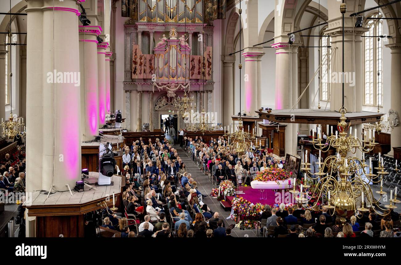 AMSTERDAM - fleurs au cercueil pendant les funérailles d'Erwin OLAF ...