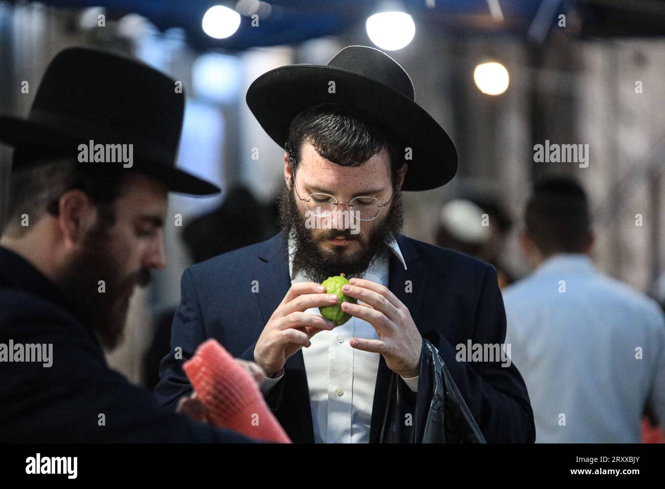 Préparations de Soukkot à Jérusalem un homme juif orthodoxe inspecte un ...