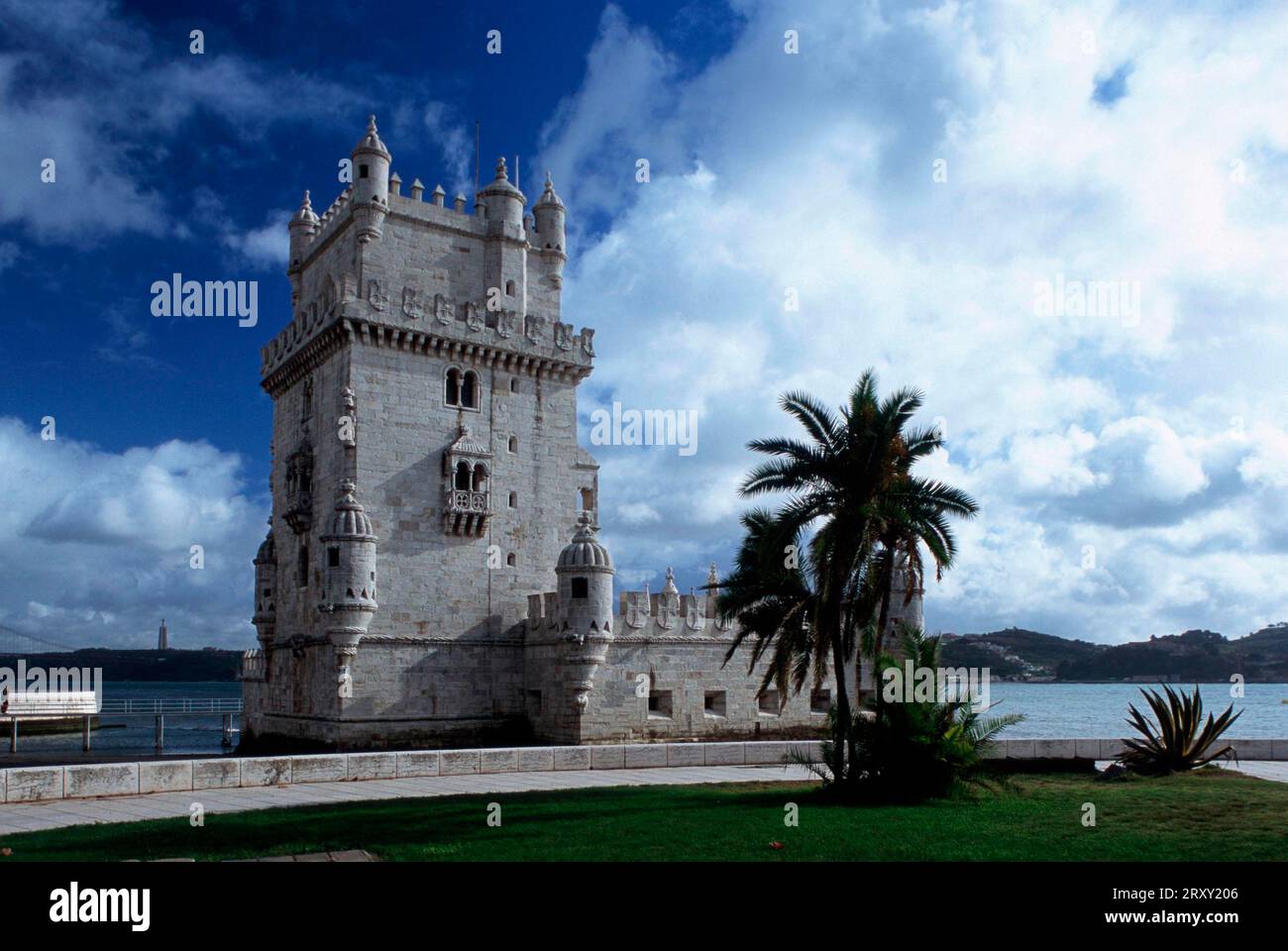 Ancienne tour Torre de Belem sur le fleuve Tage, construite en 1520 ...
